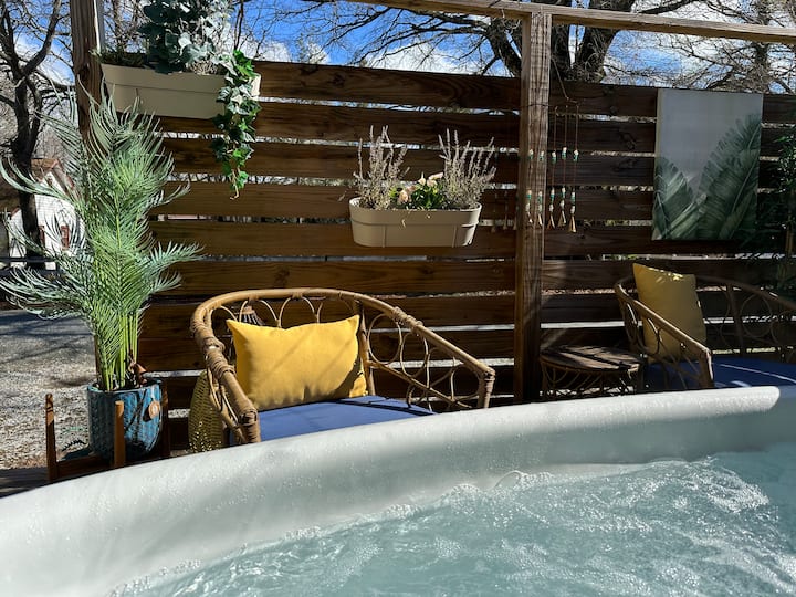 Private Deck, 2 Mi To Downtown, King Bed - Hendersonville, NC