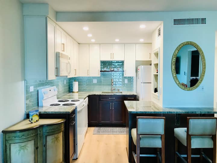 Cute Condo 2nd Floor - Minutes From St Pete Beach - St. Pete Beach, FL