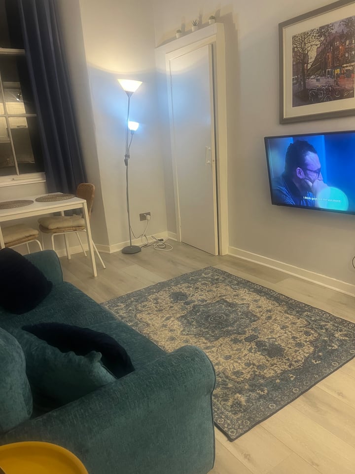 City Centre Flat Next To Holyrood Park - Edinburgh