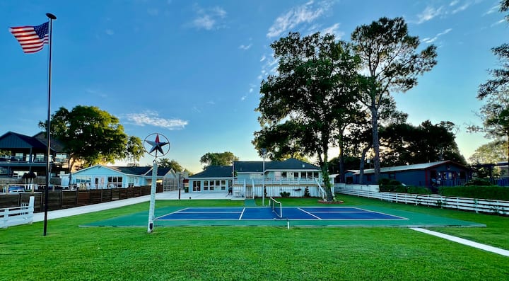 Eagle Base W/ Private Pickleball Court & Game Room - Newark, TX