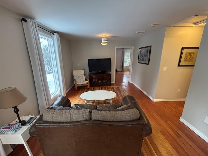 Bright 1 Bdrm Suite With A View - 5 Min From Town - Alberta