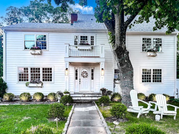 Beach And Pool Escape In Luxury Westport Home - Weston, CT