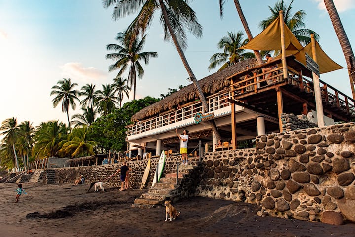 Hotel En Playa El Zonte - El Salvador