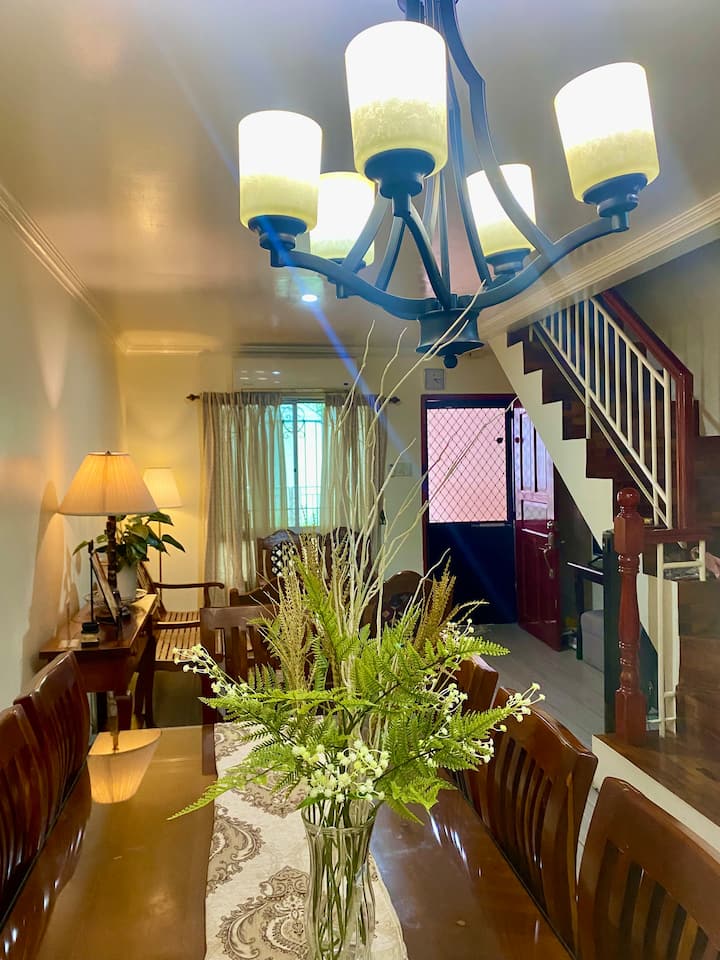 Cozy City Home - Las Piñas