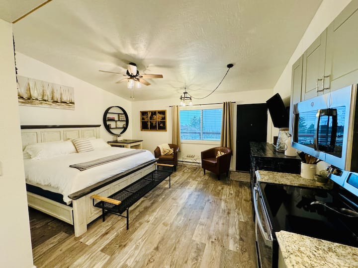 Full Kitchen King Bed Ocean View Studio - Homer, AK