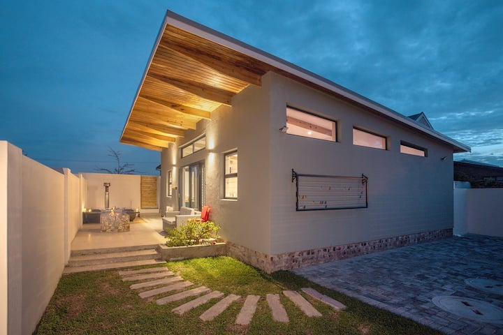 Cosy Seaside Cottage | Hot Tub & Fire Pit - Hermanus