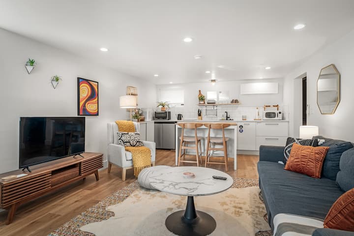 Bright Garden Level Ballard Abode; 86 Walk Score! - Seattle, WA