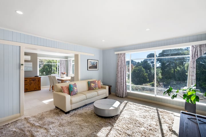 Leafy Riverside Escape · Quiet Sunlit 2br - Hobart