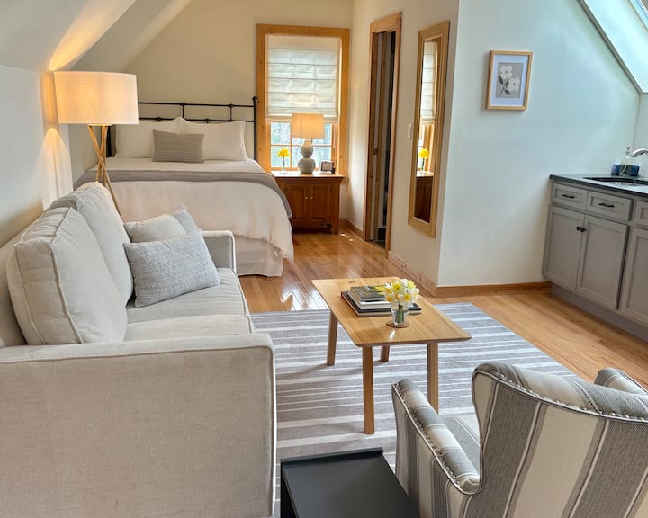 Charming Carriage House Loft, Steps From Downtown - Lexington, VA