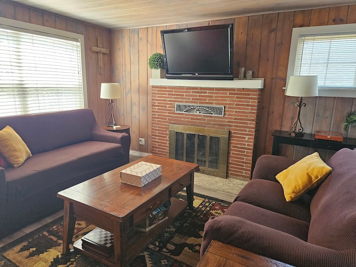 Cozy Cabin-like 2 Bedroom Home - Atlantis Casino Resort Spa
