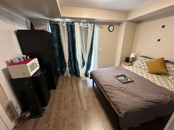 Beautiful 1 Bedroom With Private Full Washroom - Brampton
