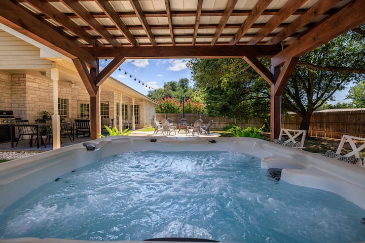 Hot Tub, Fire Pit, Gas Grill, Spacious Home! - Fredericksburg, TX
