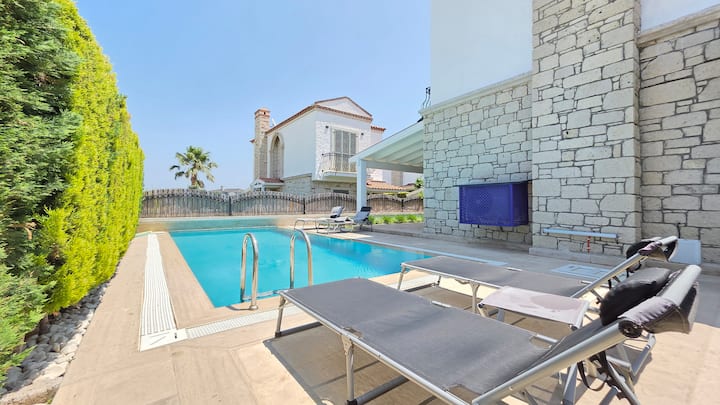 ÖZel Havuzlu Müstakil Villa Mor - Alaçatı