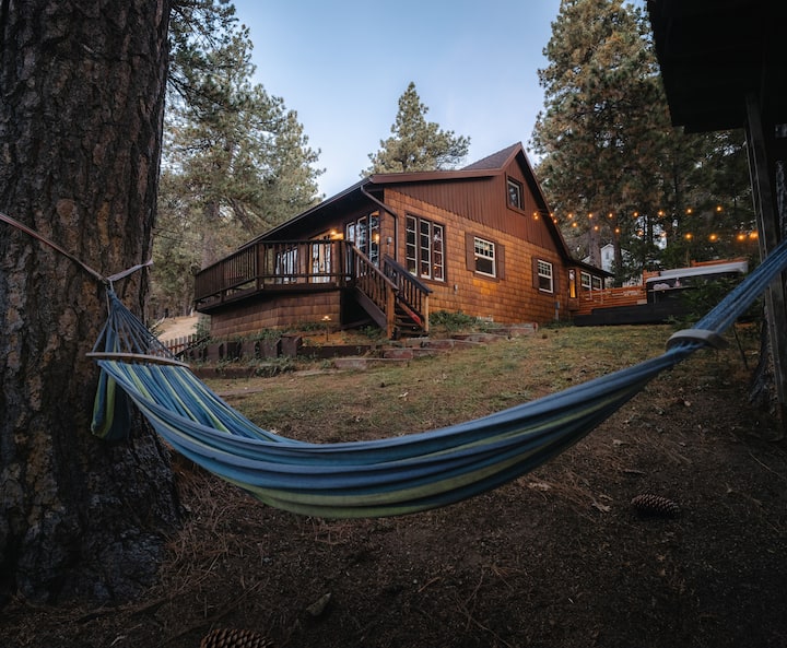 Cozy Cottagecore Cabin With Valley Views - Running Springs, CA