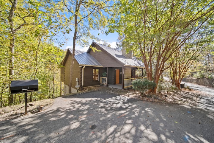Spacious Mountain Cabin W/ Hot Tub, Arcade & Views - Sevierville, TN