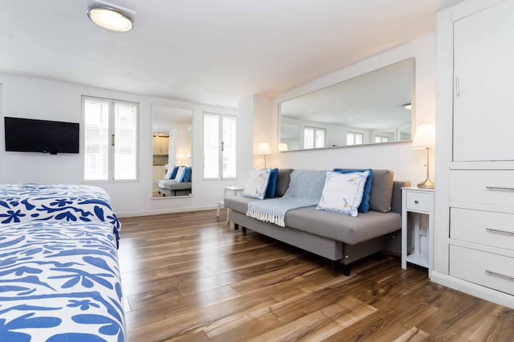 Fri-3-c - Large Soho Studio Apartment Sleeps 6 - London, UK