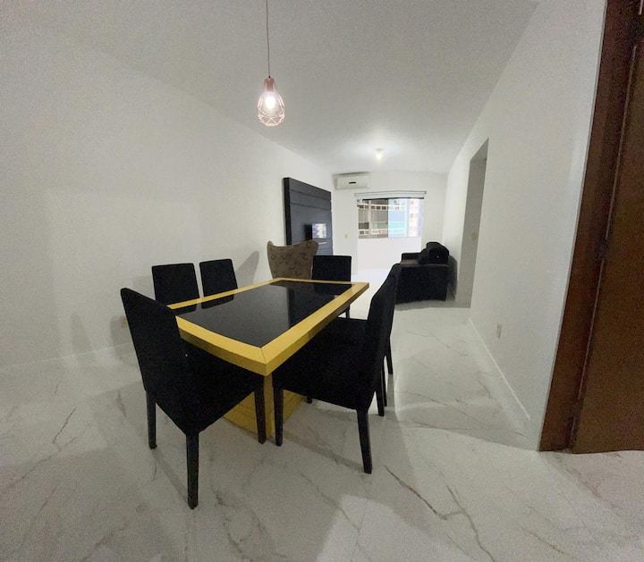 Apto. 100 M Praia,
C/garagem - Balneario Camboriú