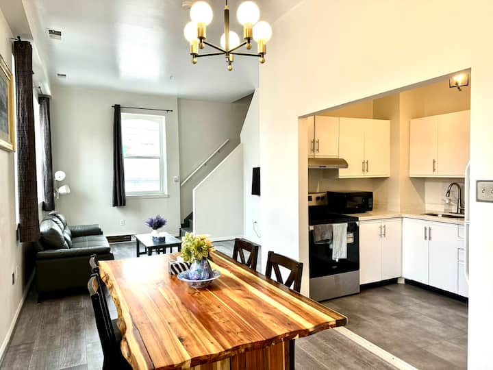 Spacious Two-level Apartment (Unit 4) In Downtown - London, ON, Canada