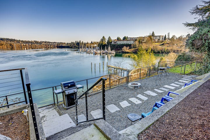 Waterfront Home With Stunning Views In Bremerton - Bremerton, WA