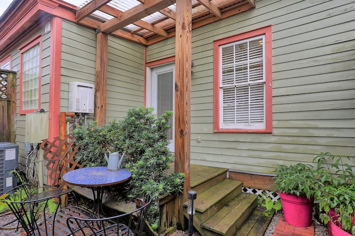 Shipwreck Cottage: Your Safe Haven In Savannah! - Savannah, GA