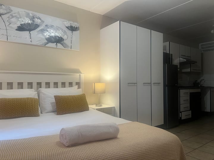 Smart And Cozy Studio With Netflix And Showmax - Pretoria