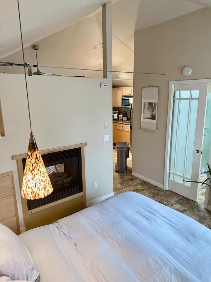 Charming 1-bedroom Bungalow With Fireplace 🪵 - Sacramento, CA