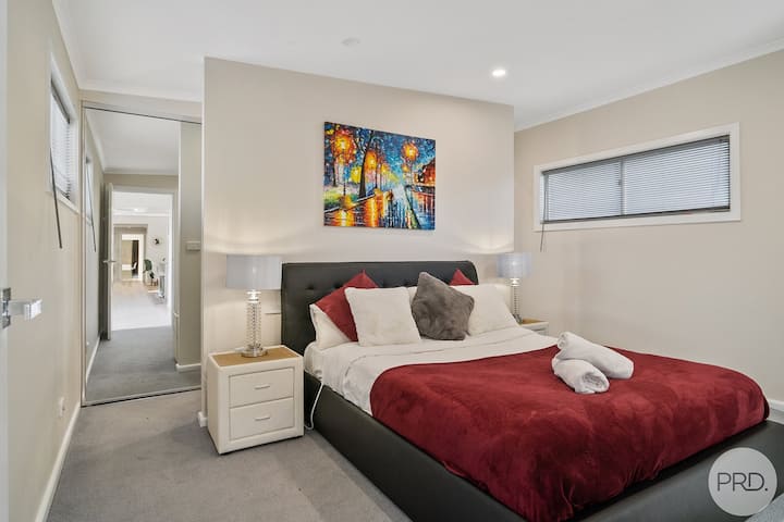 Entire 4 Bedroom Lux Lake Pet Ok Free Wifi Parking - Bendigo