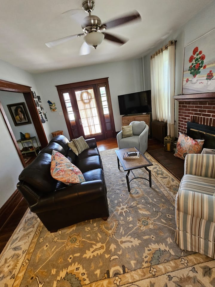 Cheerful 3 Bedroom 1910 Craftsmen Bungalow - Harrisburg, PA