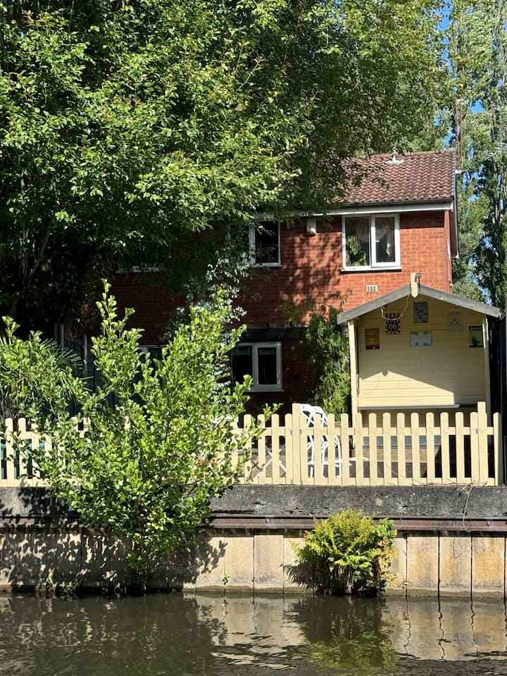 'Heron's Rest' Canal Side Apartment With Parking - Birmingham