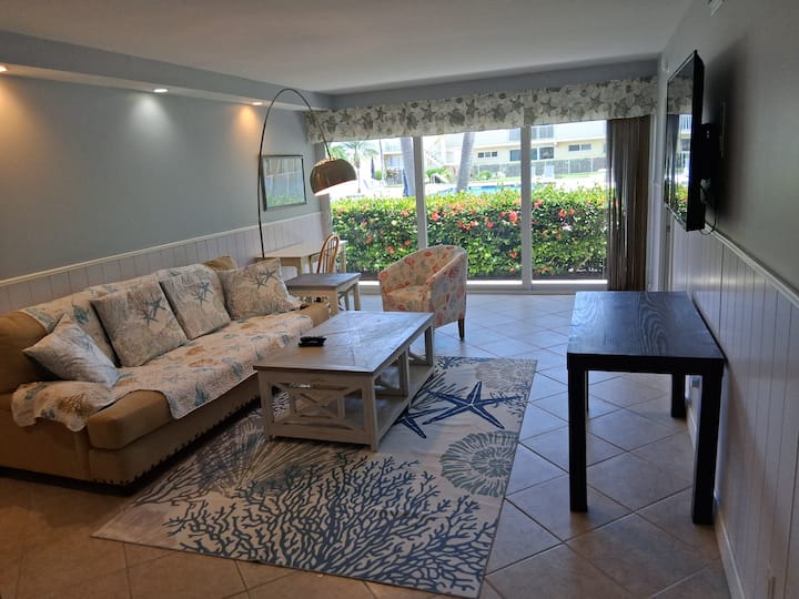 Downtown 2/2 Condo Pool View Walk To Beach - Naples, FL