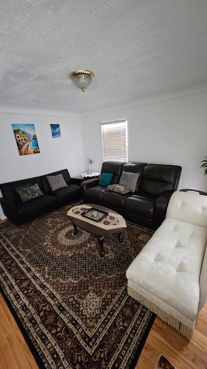 Mo’s White House – Your Cozy Escape - Dearborn, MI