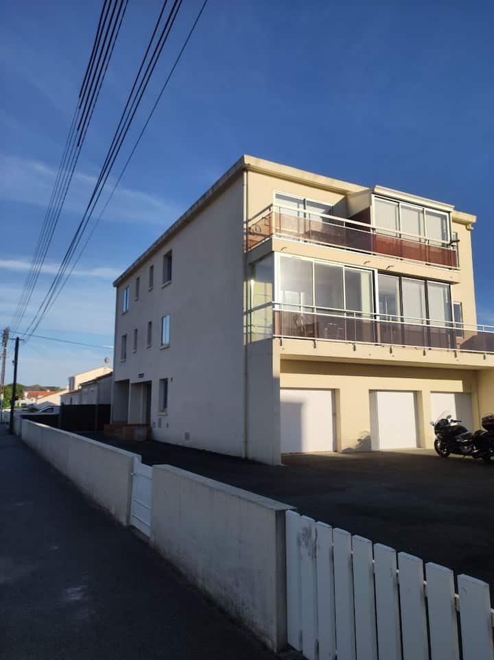 Appartement T2 à 400m De La Plage Des Demoiselles Et Commerces, à 900 M De La Rue Piétonne. Situé Dans Une  Petite Résidence Sécurisée Par Un Portail Avec Place De Parking Ou Garage Disponible. - Saint-Hilaire-de-Riez