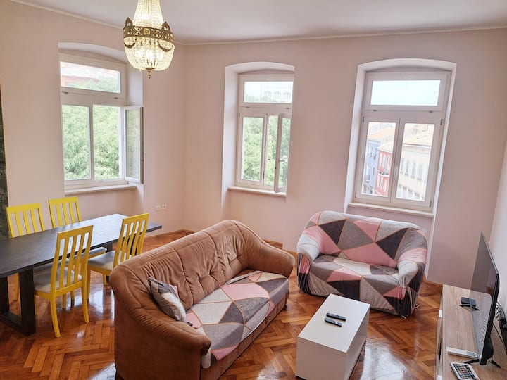 Chic Antique Apartment - Banjole