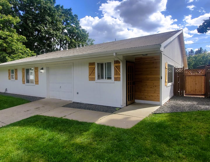 Urban Beach Bungalow! Downtown! Free Bikes/kayak! - Coeur d'Alene, ID