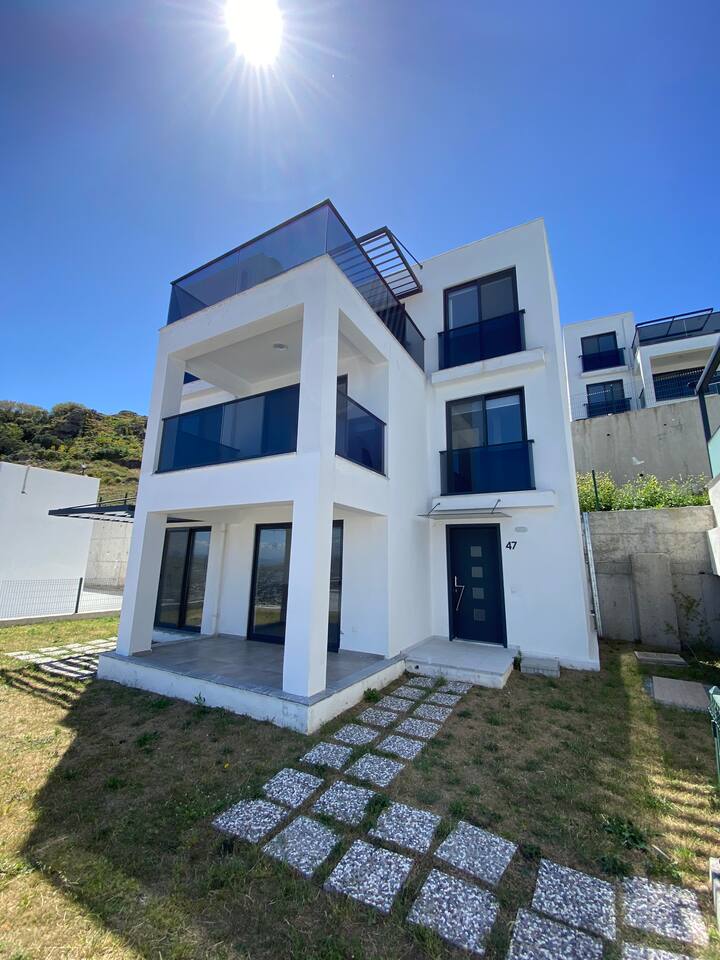 Villa,3yatak Odası,2banyo,havuzlu Site,bahçeli - Yalıkavak