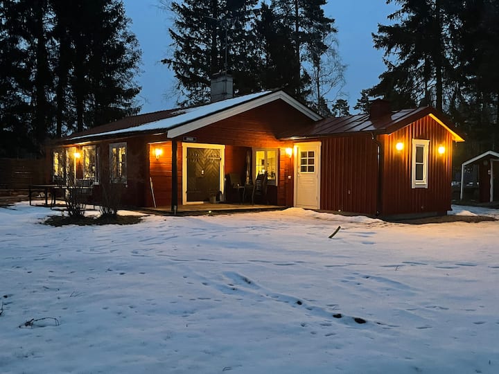 Mysig Stuga Med Bästa Läge På Udde Sjötomt - Eksjö