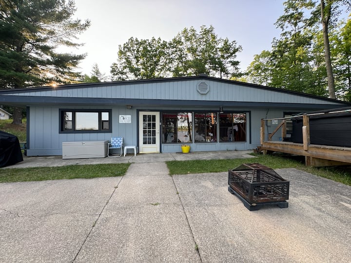 Rose Lake Shores Cottage - Tustin, MI