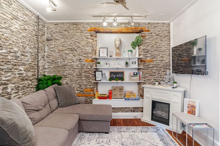 Work, Visit & Relax Downtown | Wi-fi + Laundry - Belleville