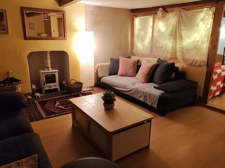 Charming 4- Bed Townhouse With Outside Courtyard - Totnes