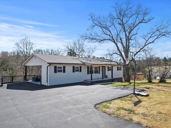 Knox Retreat  ~ Cozy Home W/ Outdoor Entertainment - Blaine, TN