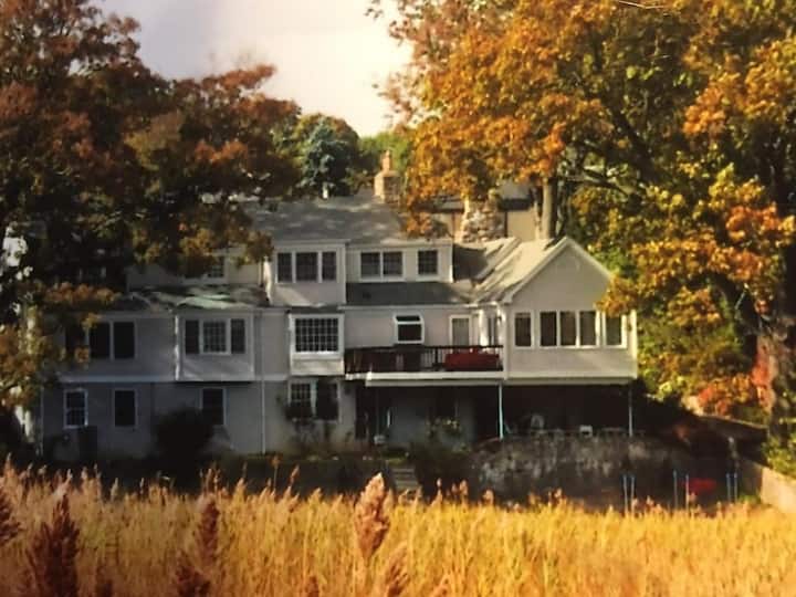Amplia Casa Junto A La Reserva Natural Adyacente A Long Island - Scarsdale, NY