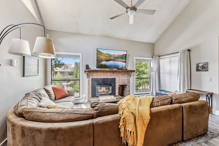 Spacious 2bd 2bth+den. Walk To Slopes & Main St! - Breckenridge, CO