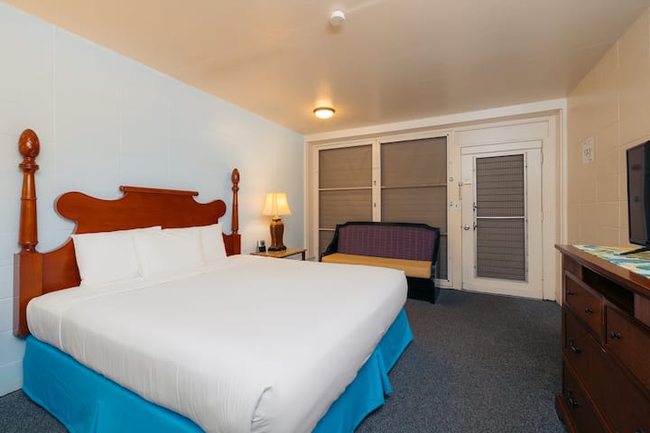 Pool View, 1 King Bed Or 2 Doubles - Honolulu