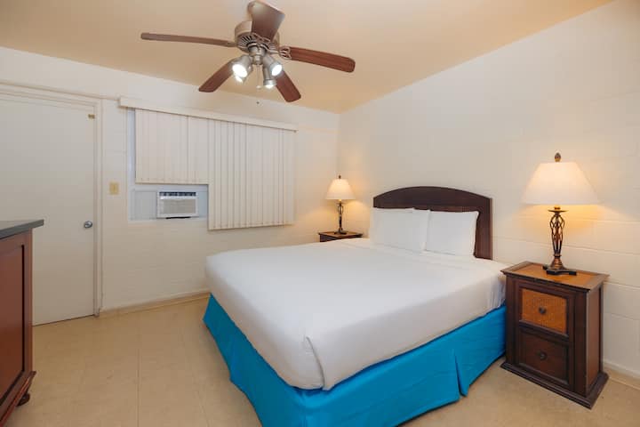 Studio W/kitchenette, 1 King Bed Or 2 Doubles - Honolulu, HI