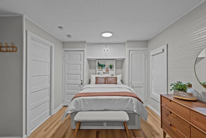 Beautiful Boulevard Bungalow - Studio Apartment - Shreveport, LA