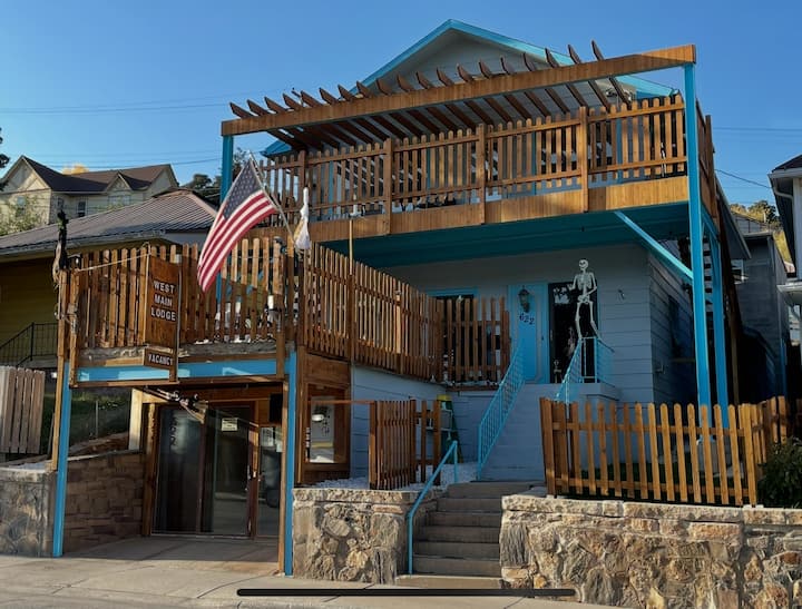 Lovely 2 Bedroom Apartment With 4 Person Hot Tub! - Deadwood, SD