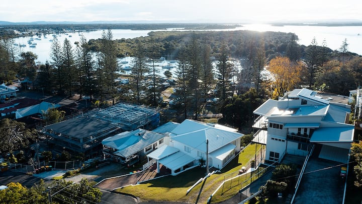 Swell Yamba, 7 Bedrooms On The Hill & Water Views - 揚巴