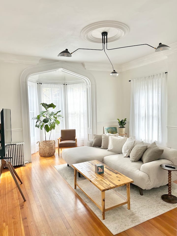 Spacious Sunny Historic + Private Porch Downtown! - Saratoga Springs, NY