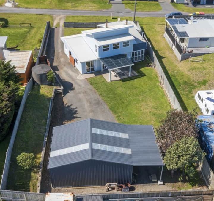 Spacious Cosy Beach Bach - Foxton