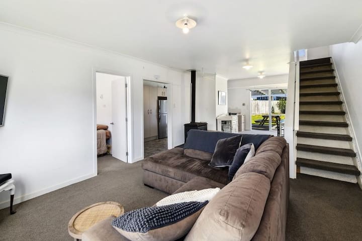Spacious Cosy Beach Bach - Foxton